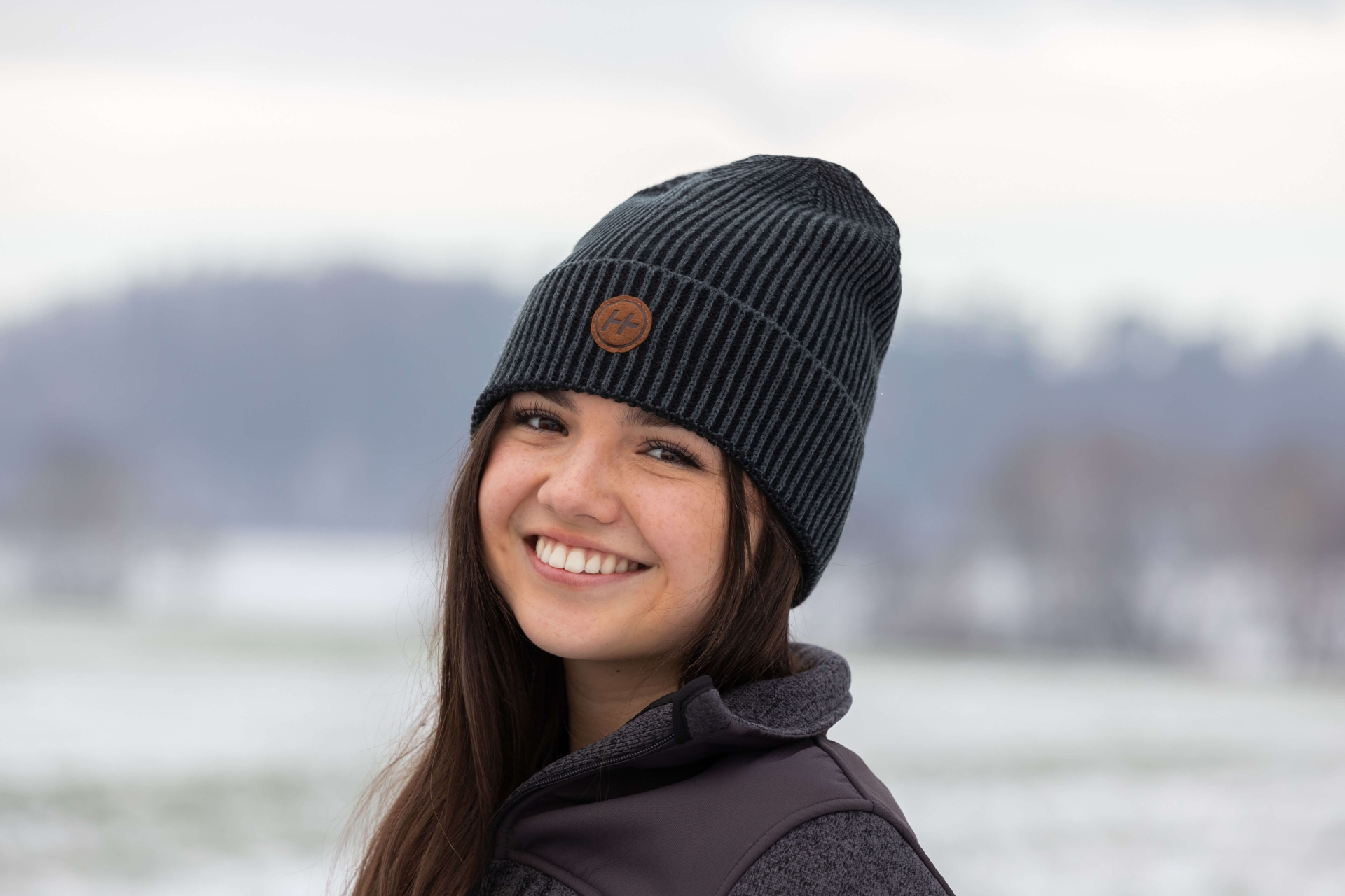 Schwarze Strickmütze mit HORSCH Logo - Hochwertige Winteraccessoires